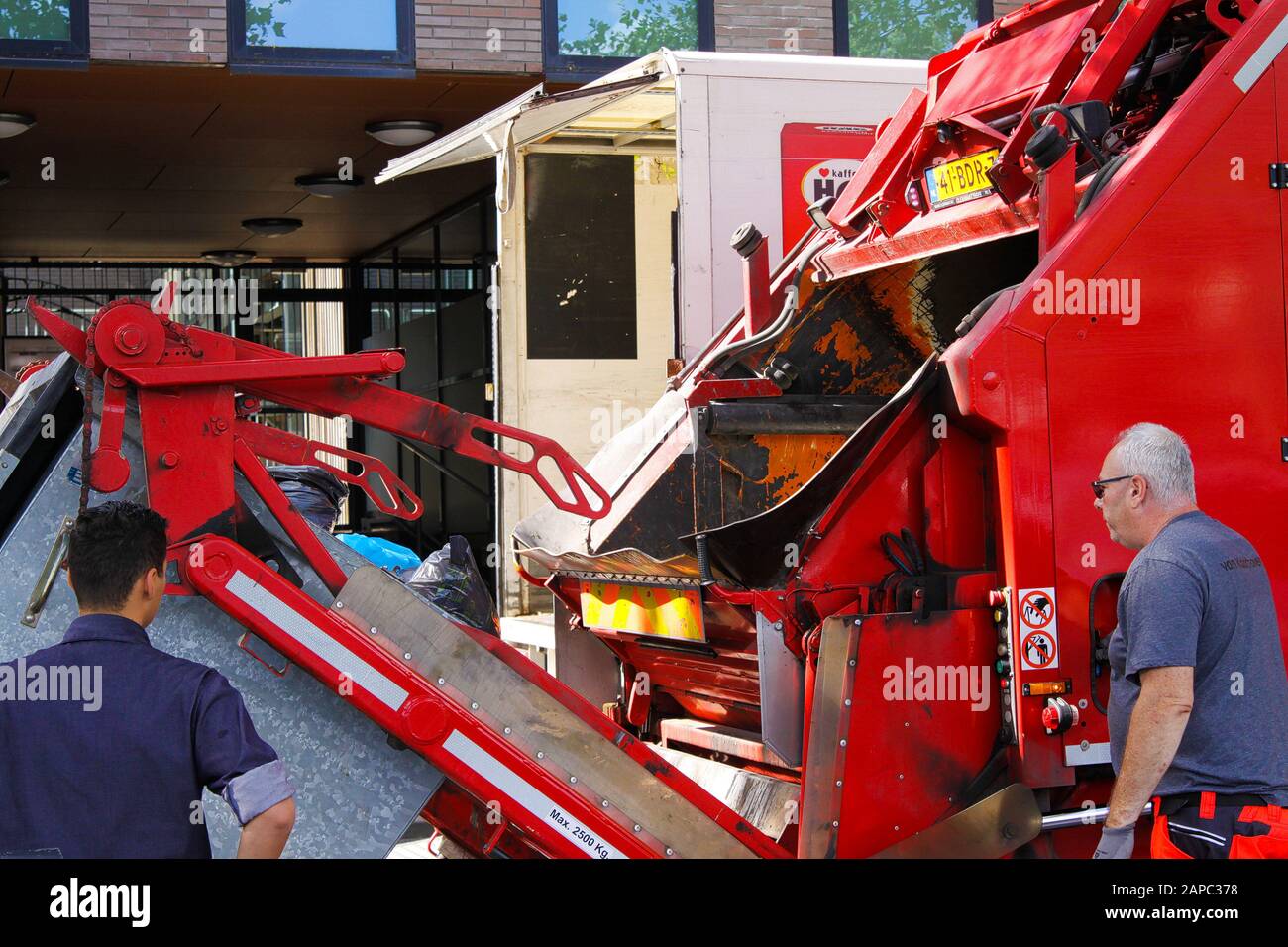 Red garbage truck lifting hi-res stock photography and images - Alamy