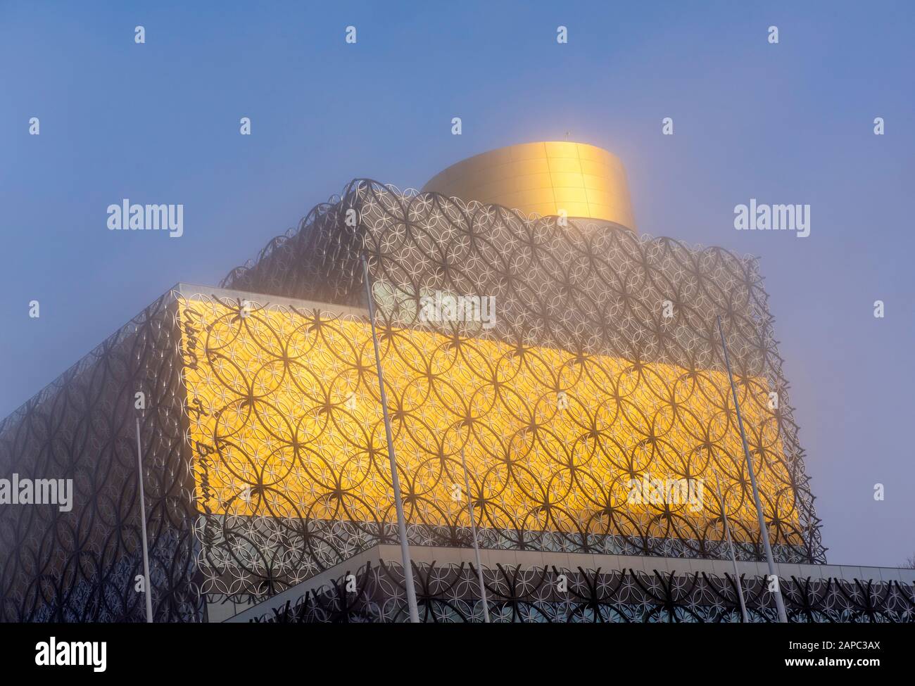The new Library of Birmingham surrounded by winter mist, Birmingham ...