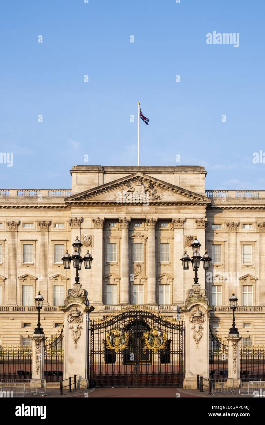 The facade of Buckingham Palace, official residence of the Queen of ...