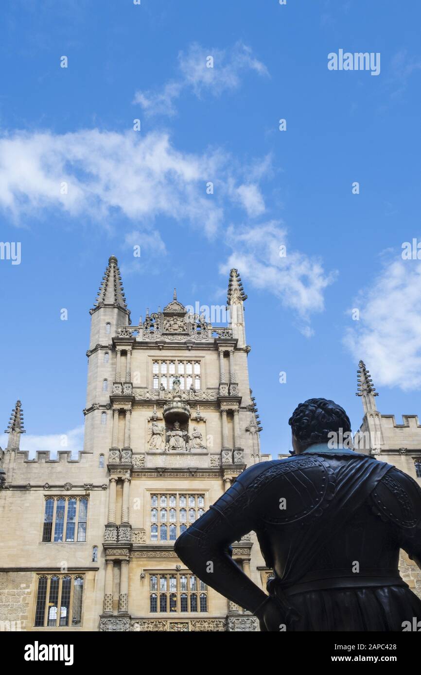 Oxfordshire, Oxford University, Thomas Bodley statue and the Bodleian ...