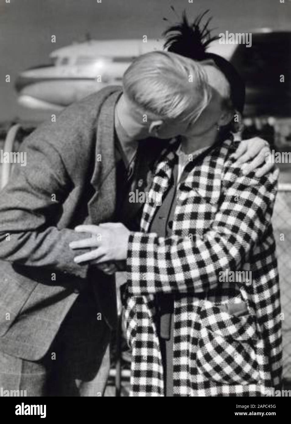 The youngest emigrant, the 18-year-old Paul Franken, kisses his mother ...