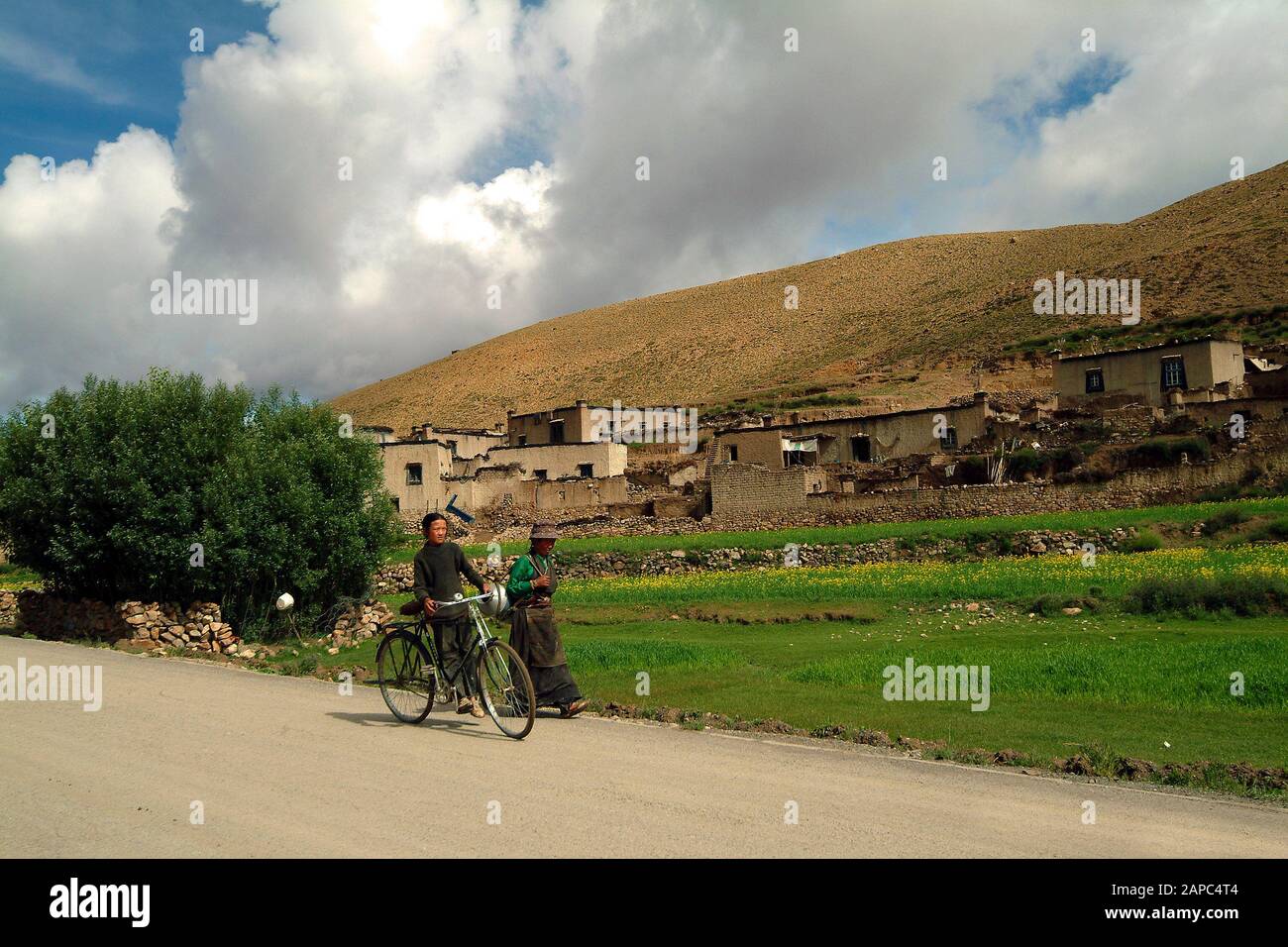 Woman in tingri village hi-res stock photography and images - Alamy