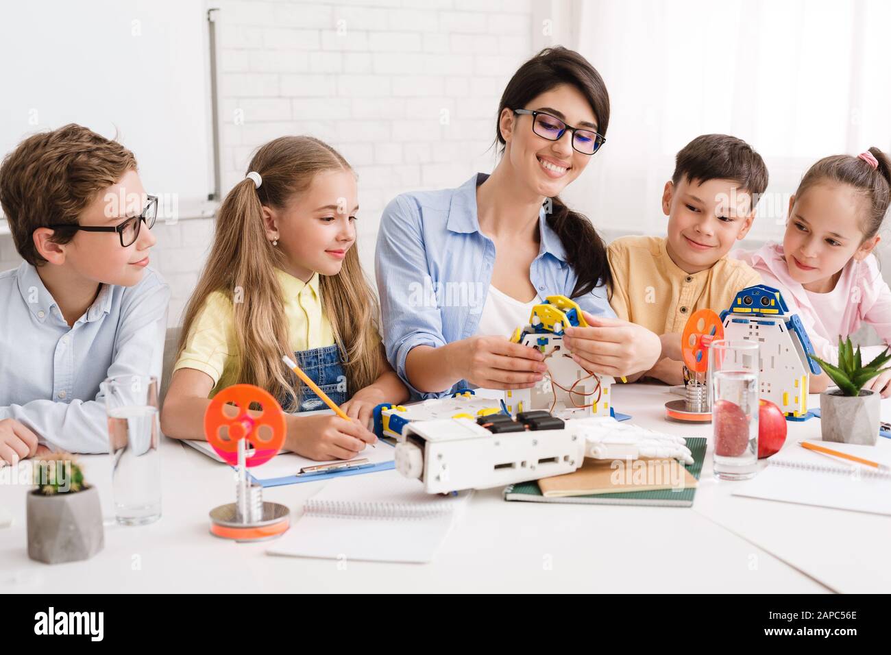 Teacher working with pupils on diy robot Stock Photo - Alamy