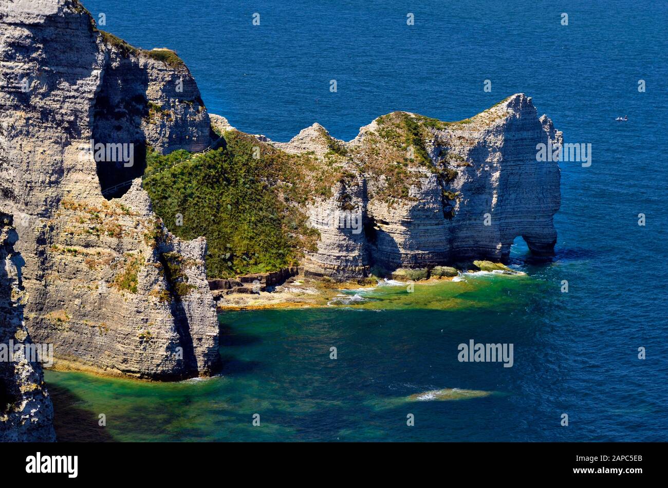 France, Normandy, coast with rock formation in Etretat on English ...