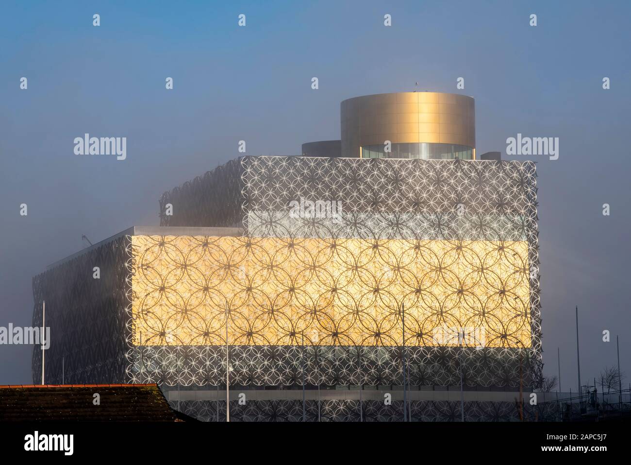 The new Library of Birmingham surrounded by winter mist, Birmingham ...