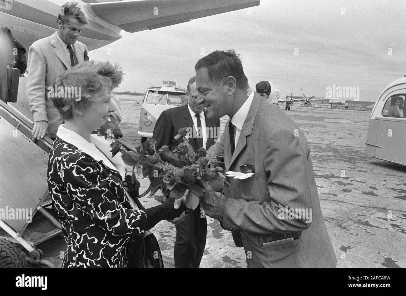 Arrival Bill Travers (film actor) at Schiphol Date: 12 July 1966 ...