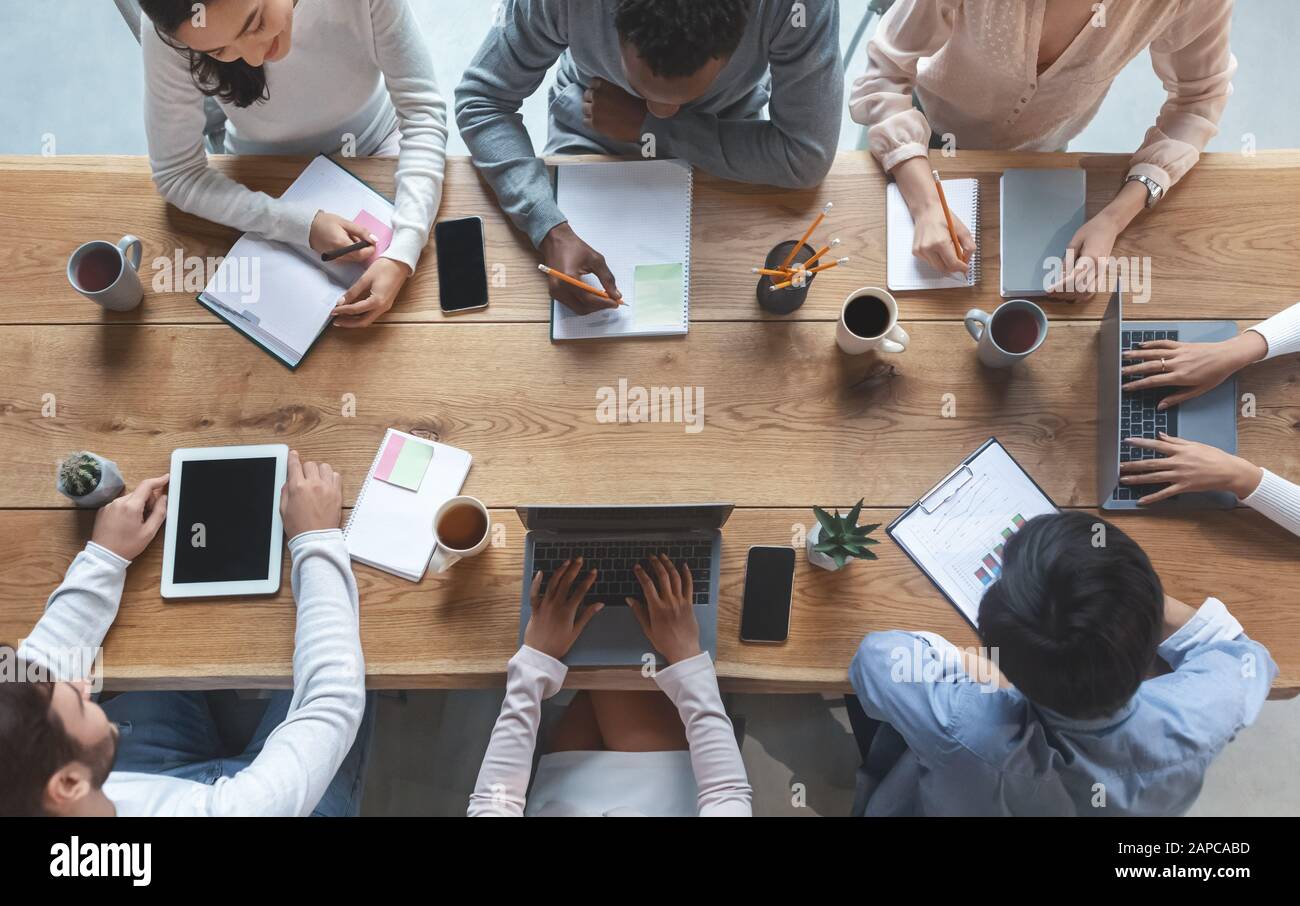 Management briefing hi-res stock photography and images - Alamy