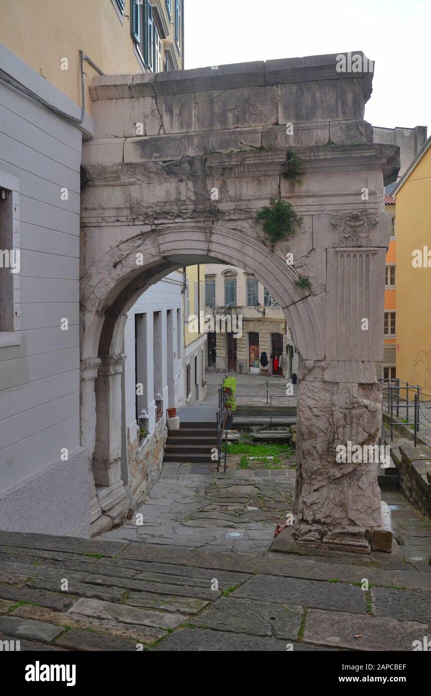 Trieste, Italien: Hafenstadt an der Adria: römischer Bogen Stock Photo ...