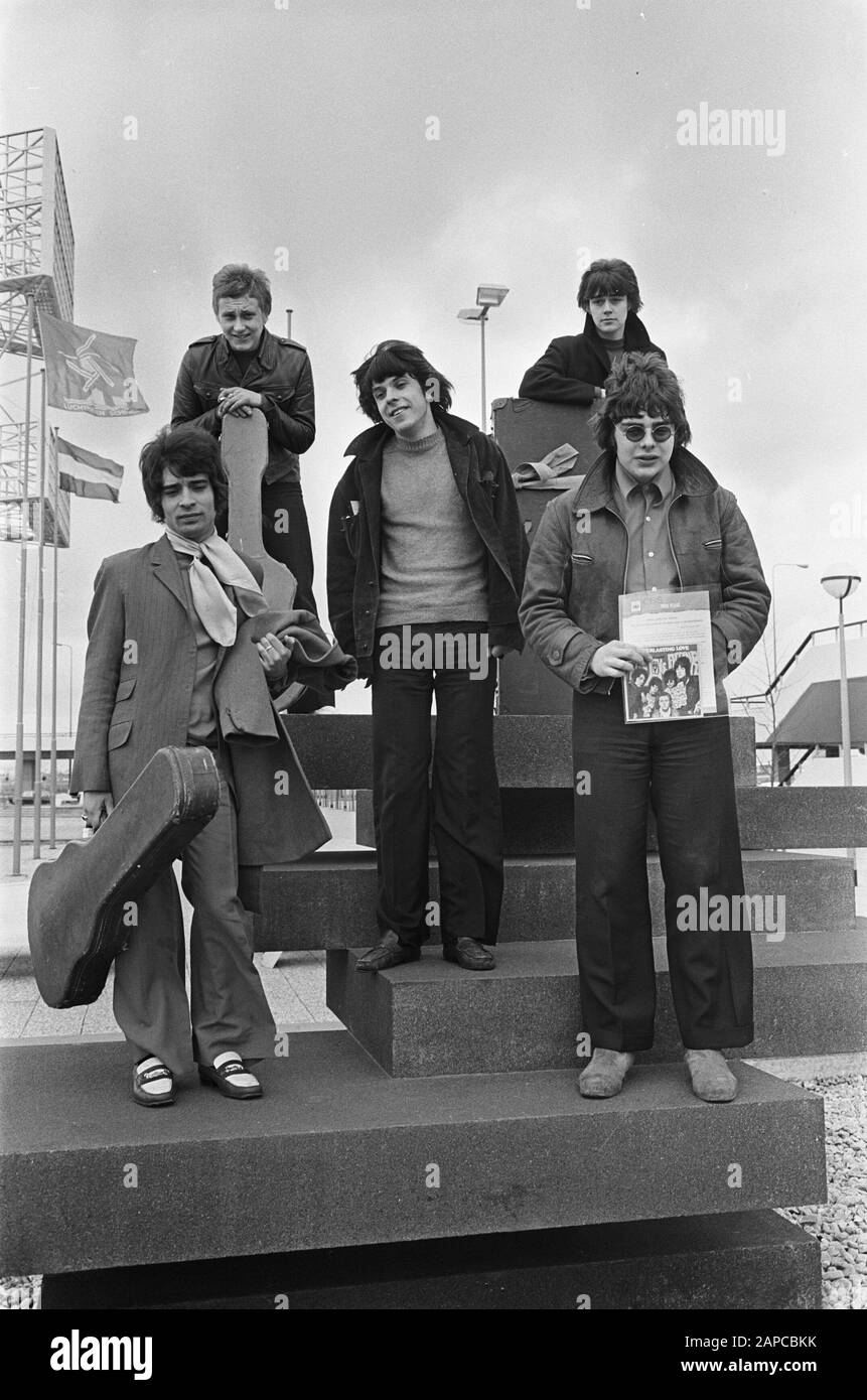 Arrival English beat group The Love Affair at Schiphol Annotation: Also ...