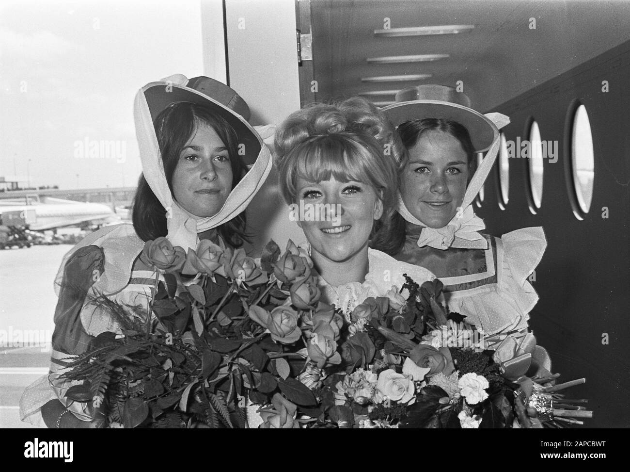 Arrival film star Julia Foster at Schiphol surrounded by girls in ...