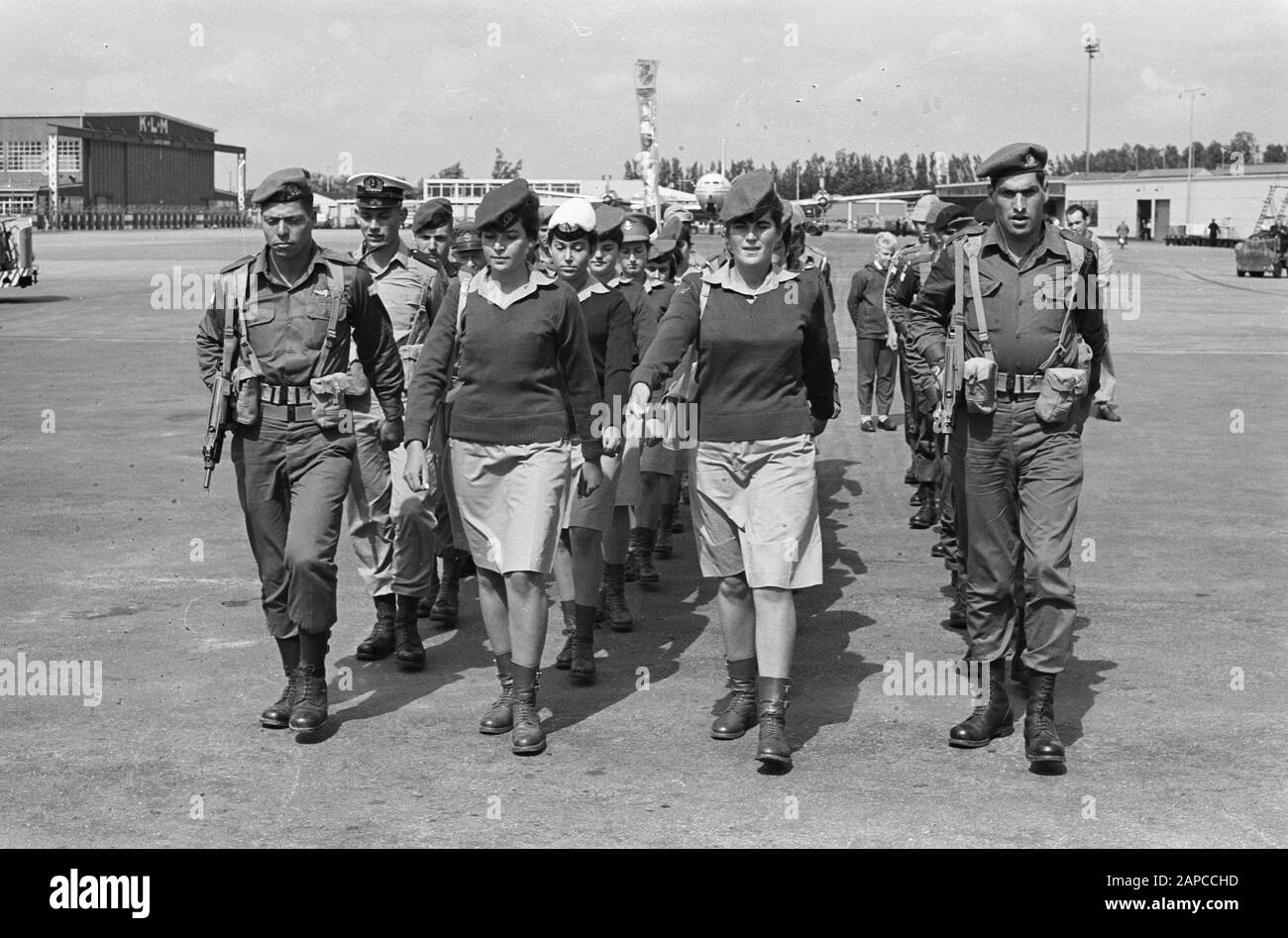 Arrival of Israeli army part at Schiphol Date: 22 July 1962 Keywords ...