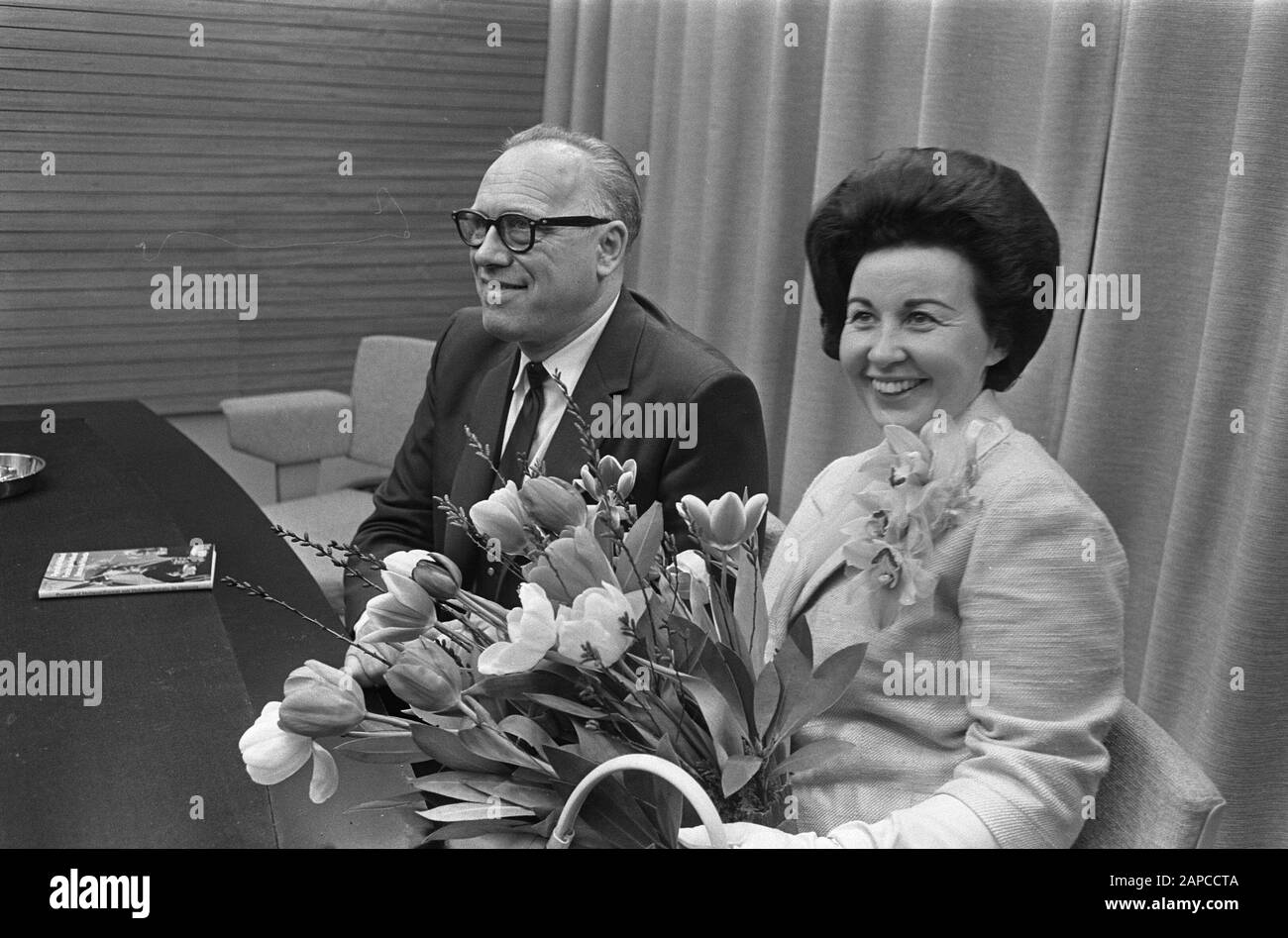 Arrival Jean Henri Weidner (resistance hero) at Schiphol, and wife ...