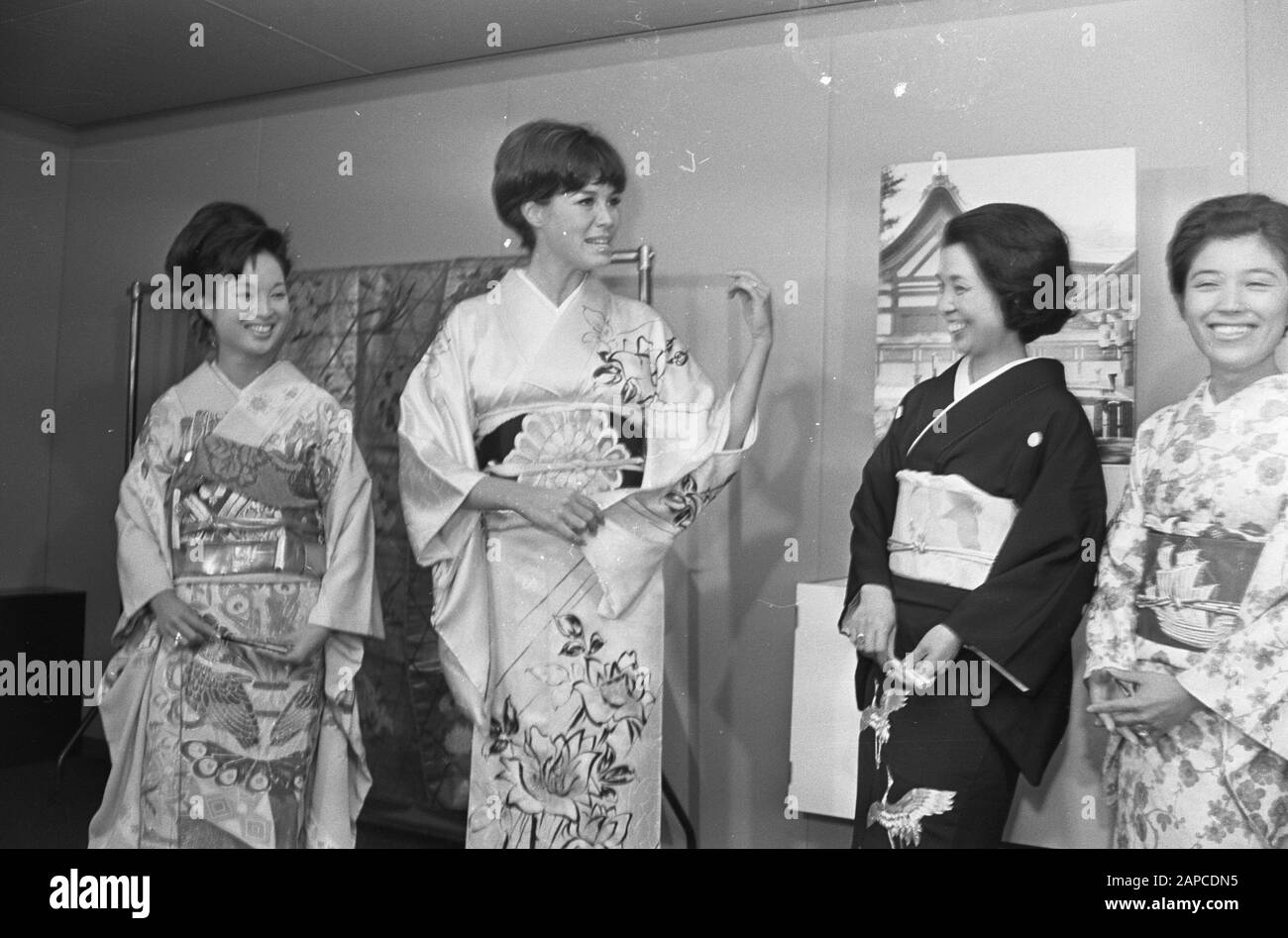 Arrival Mary Tyler Moore (from Dick van Dijck show) at Schiphol Airport ...