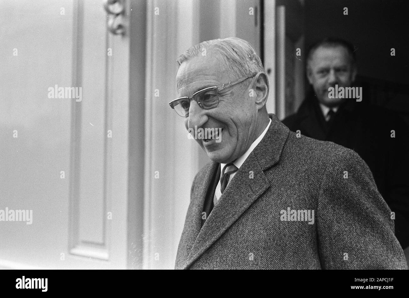 Cabinet crisis Description: Arrival of Dr. J.E. (Jan) de Quay (KVP) at ...