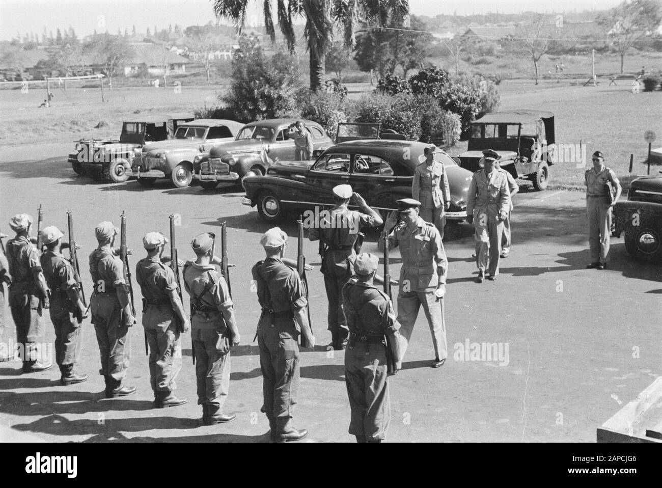 Staff discussion at Bandoeng Description: Arrival of army commander ...