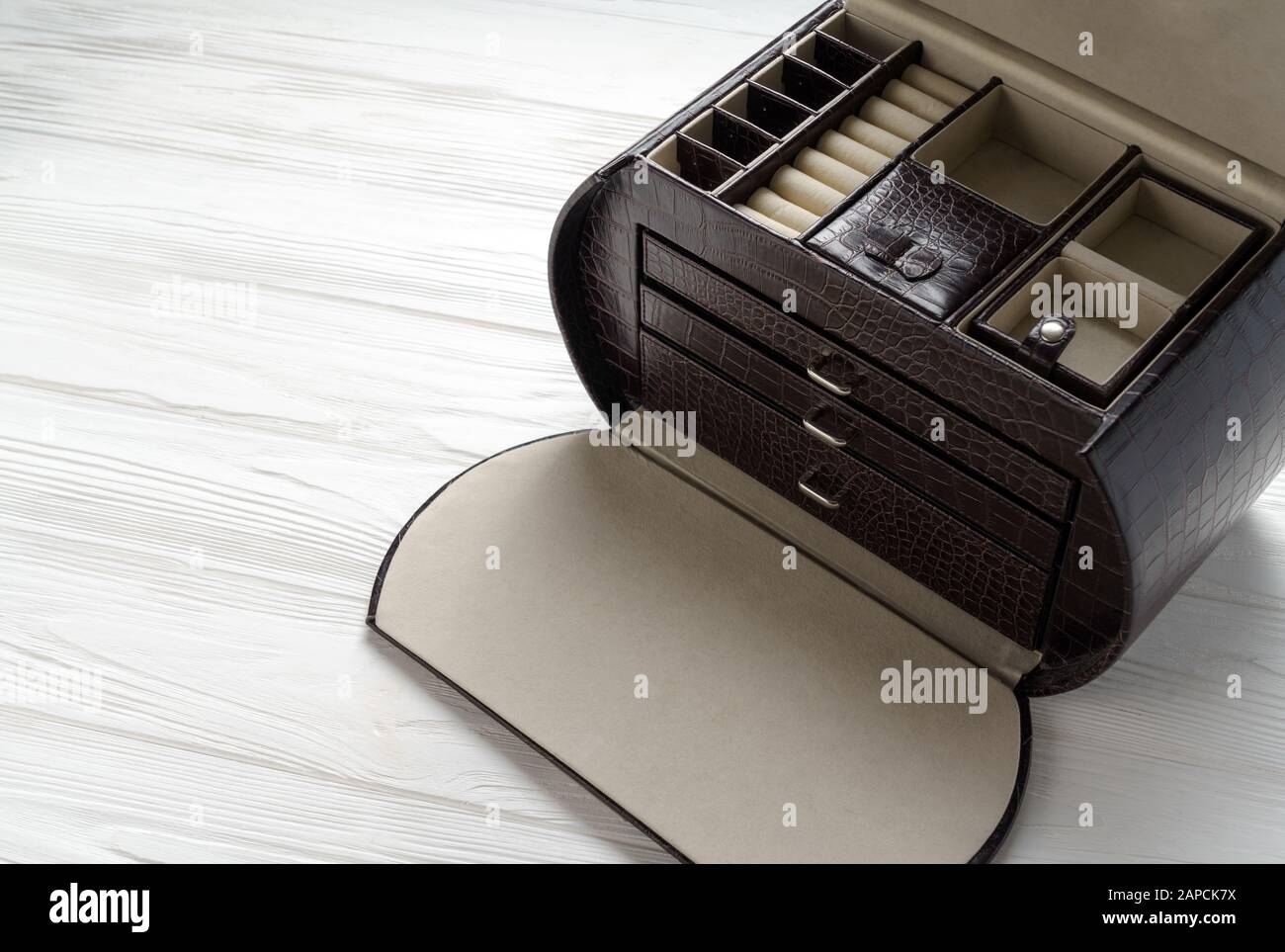 Empty jewelry box hi-res stock photography and images - Alamy