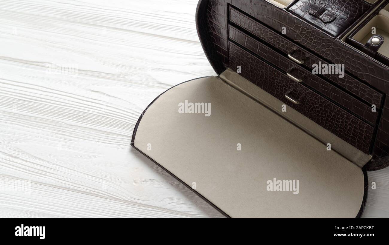 Table jewels hi-res stock photography and images - Alamy