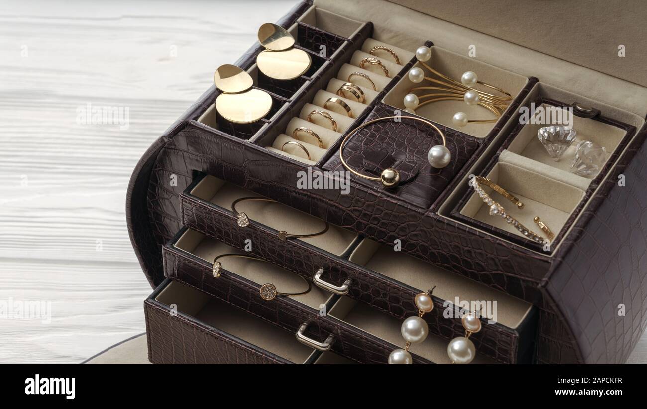 Gold treasure chest top view hi-res stock photography and images - Alamy