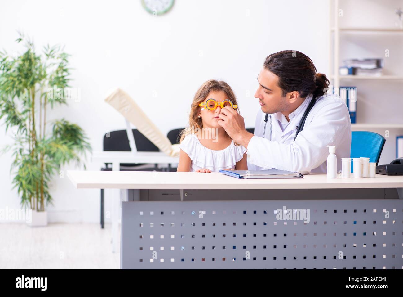 The young doctor pediatrician with small girl Stock Photo - Alamy