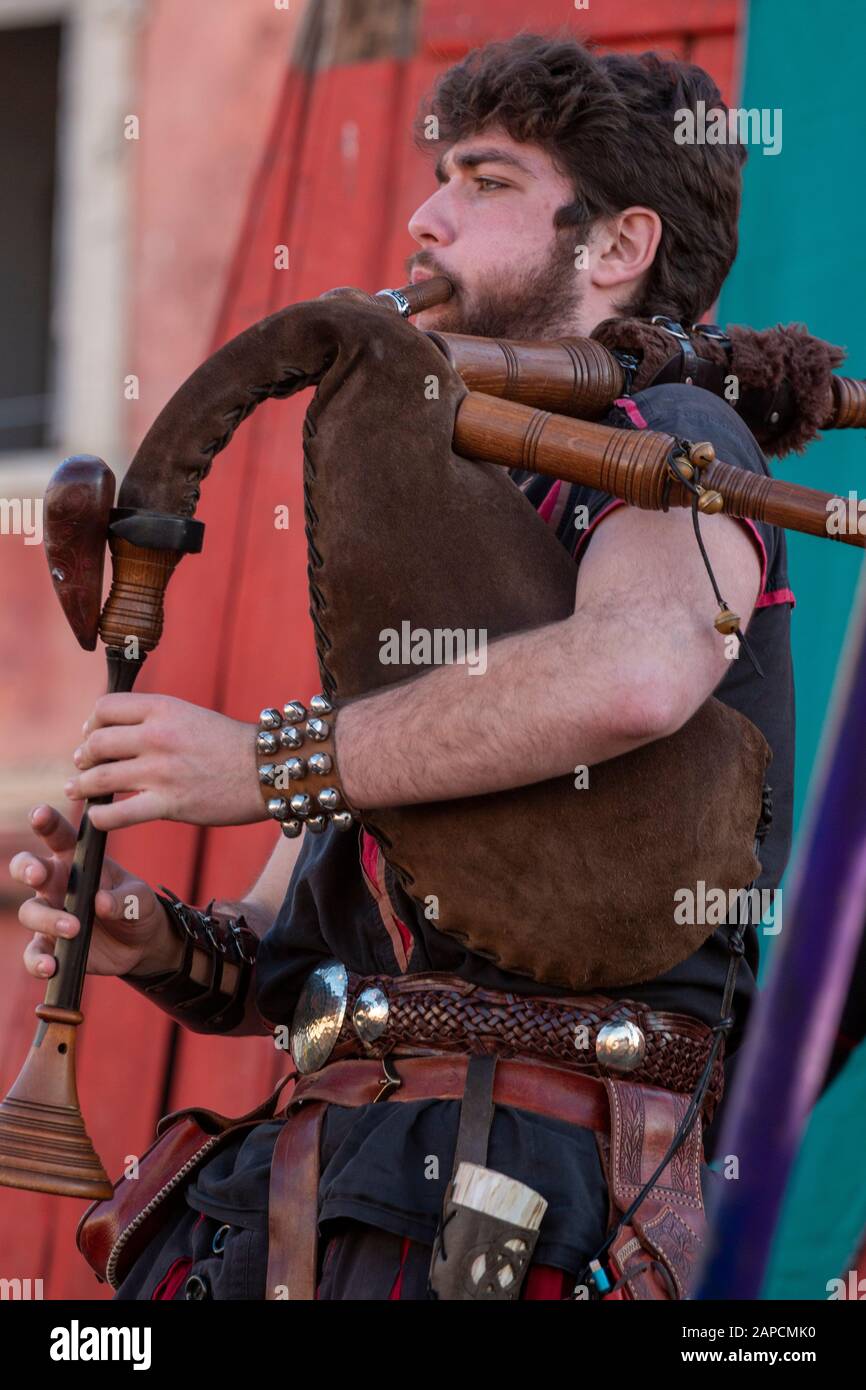 PADERNE, PORTUGAL - January 1st, 2020: Medieval costume characters in ...