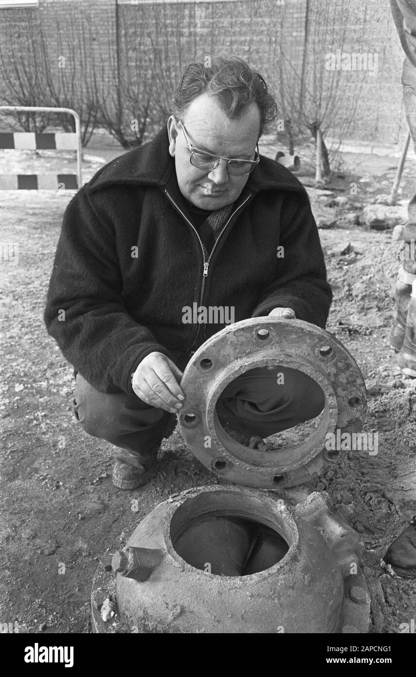 Natural gas pipeline jumped in Haarlem, a mechanic shows how flange ...