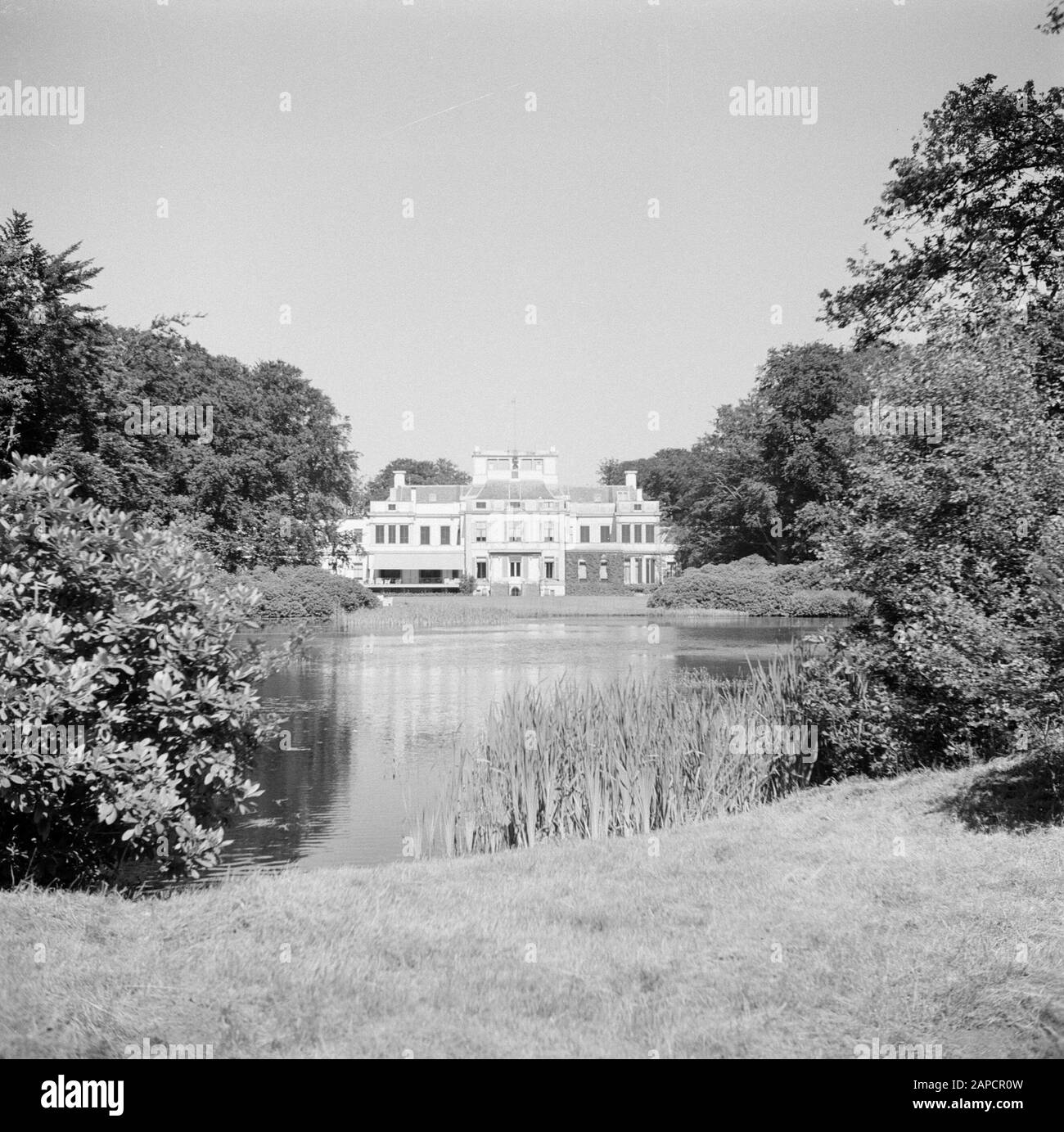 The royal family at Soestdijk Palace Description: Back facade of the ...