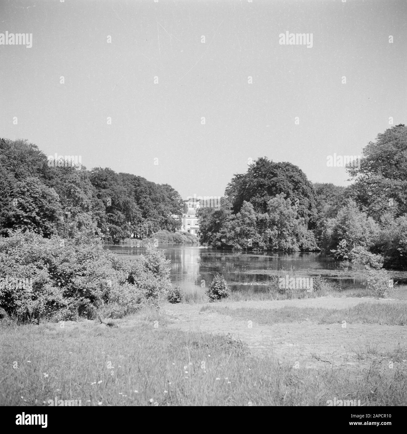 The royal family at the palace Soestdijk Description: Back facade of ...