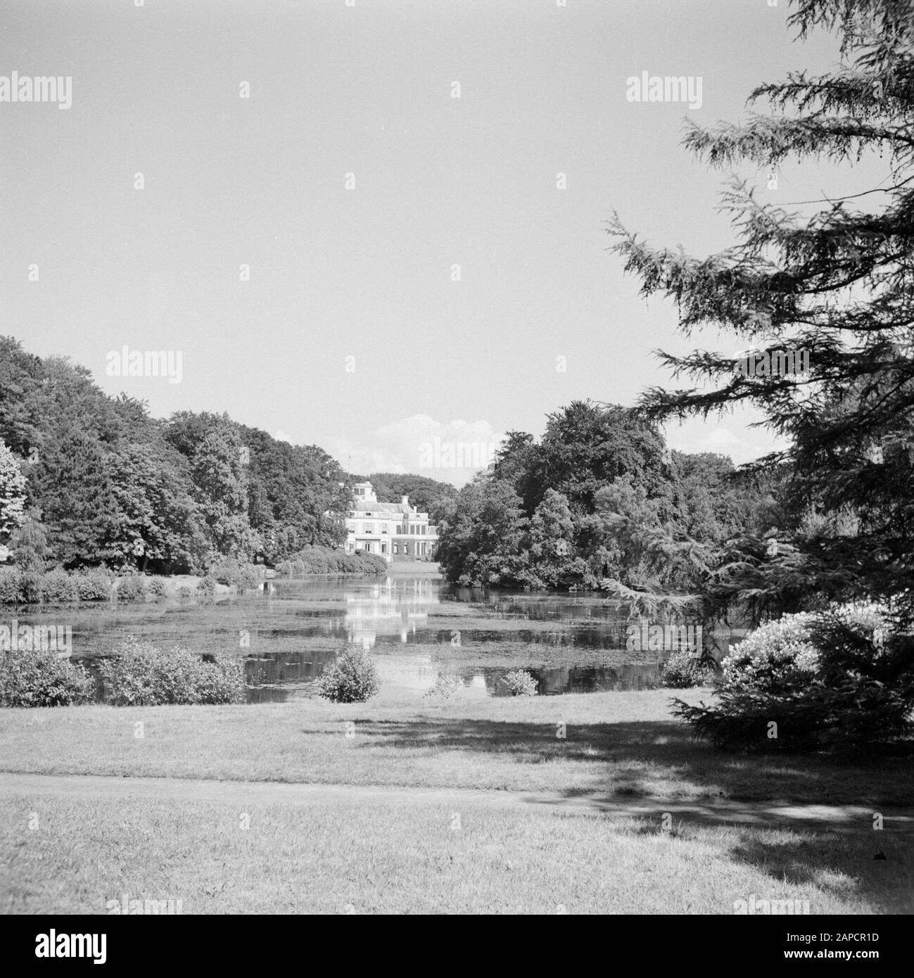 The royal family at Soestdijk Palace Description: Back facade of the ...