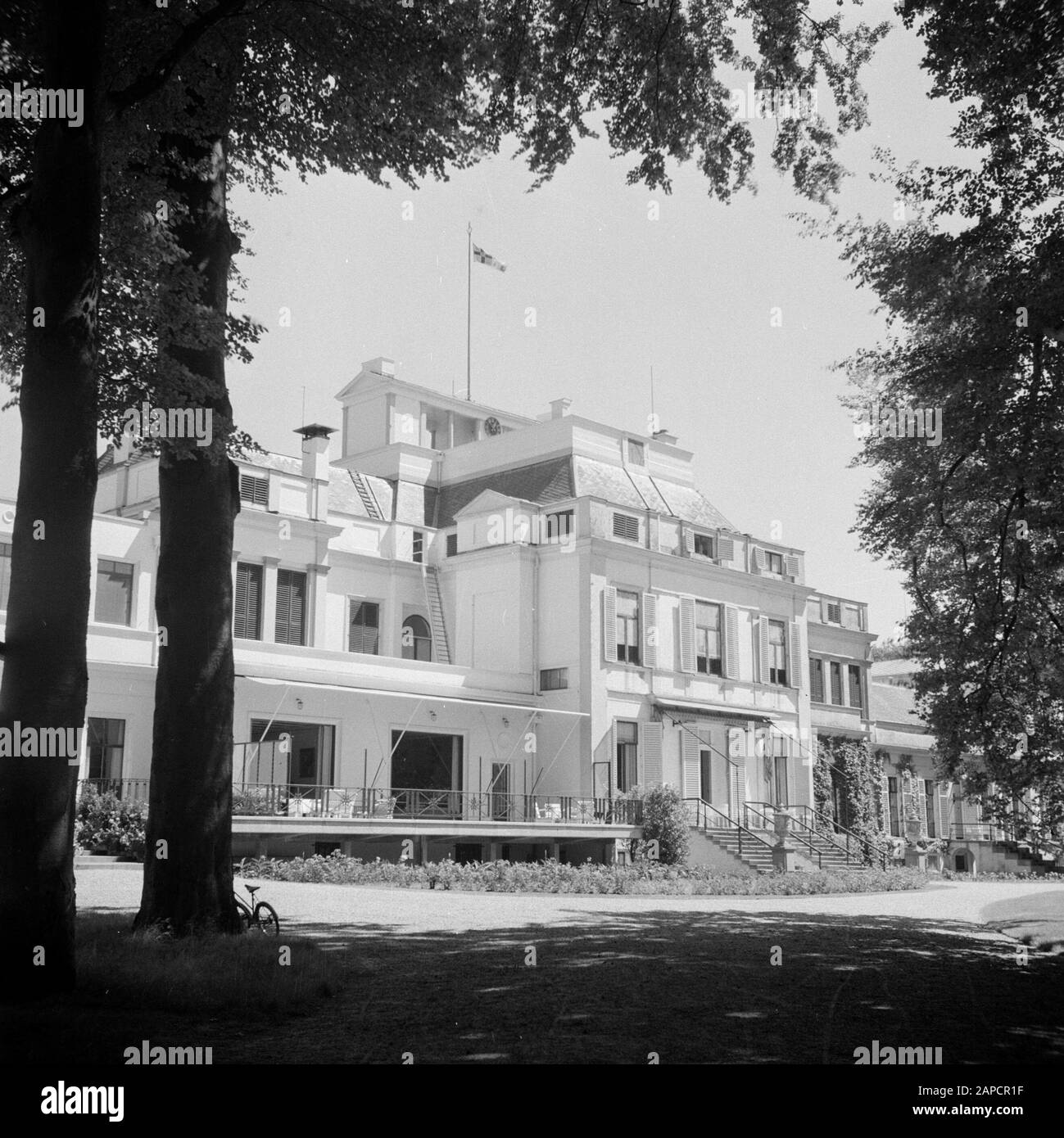 The royal family at Soestdijk Palace Description: Back facade of the ...
