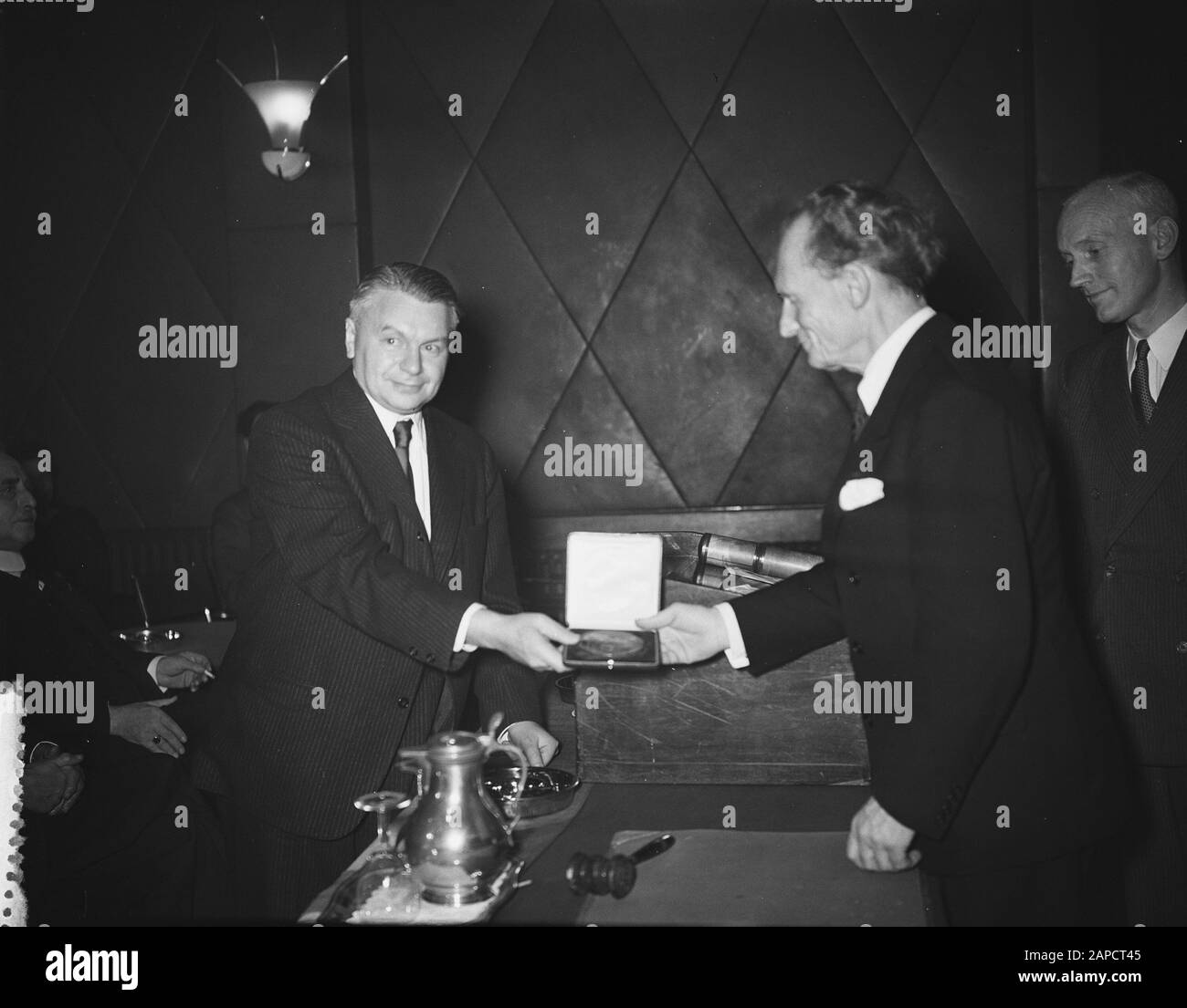 The award of the Von Baumhauer Medal to Mr Lederer Date: 9 December ...