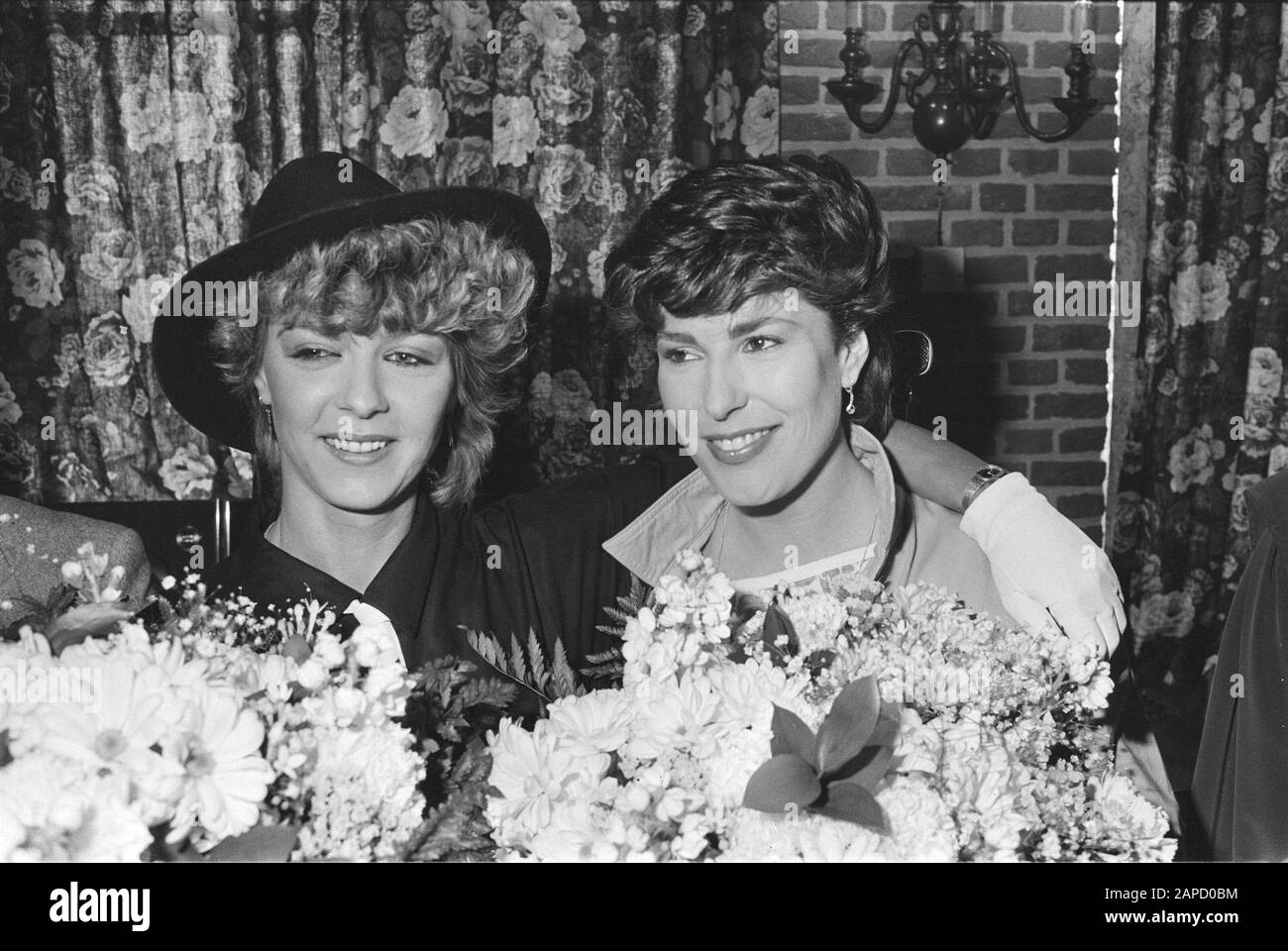 Farewell Annie Painter van pop group BZN; singer Annie Schilder (l) and ...