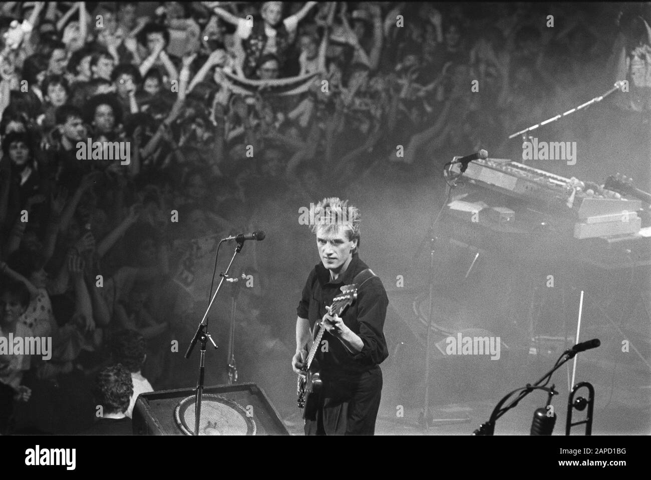 1980s crowd at concert hi-res stock photography and images - Alamy