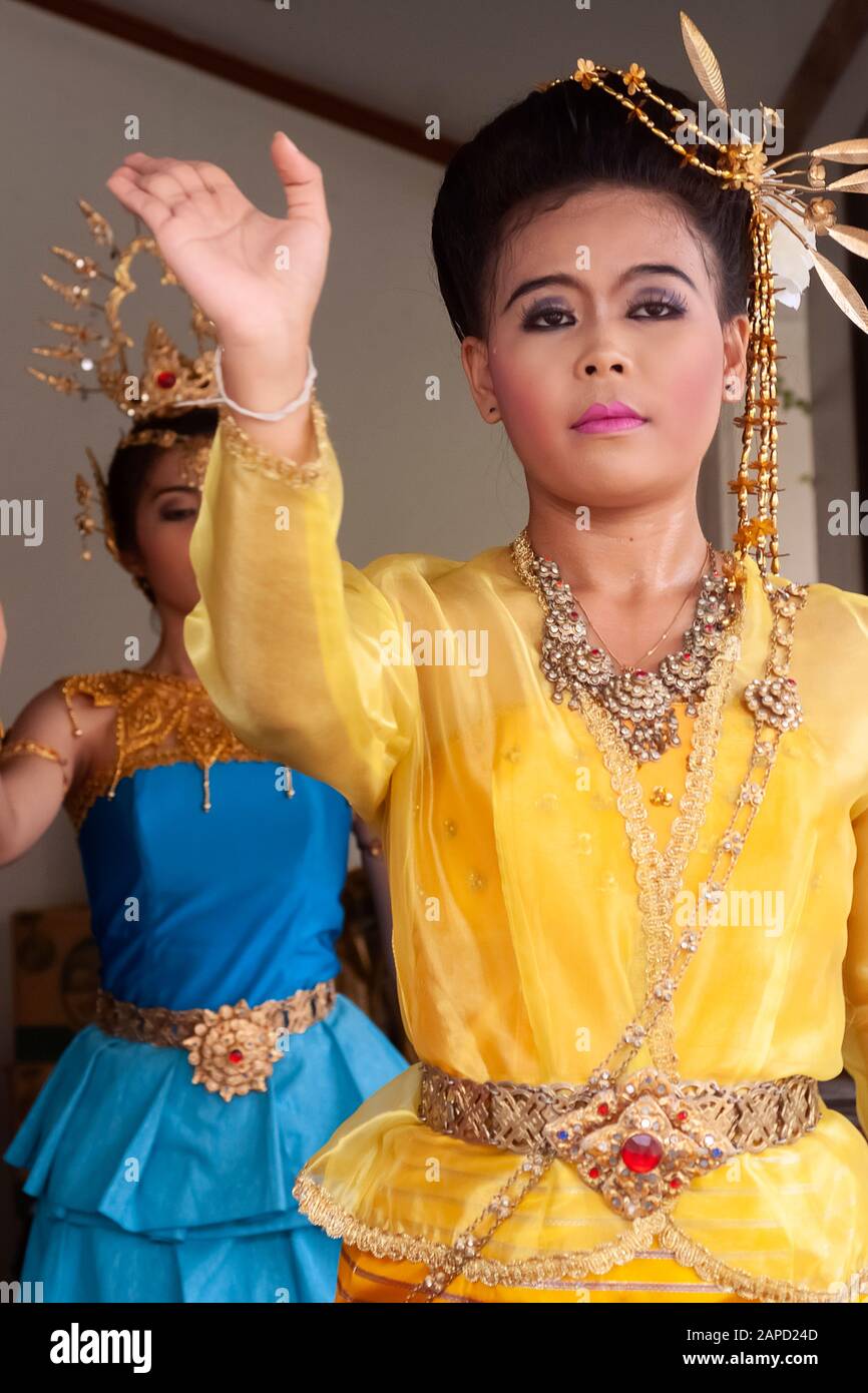 Temple dancers at erawan shrine hi-res stock photography and images - Alamy
