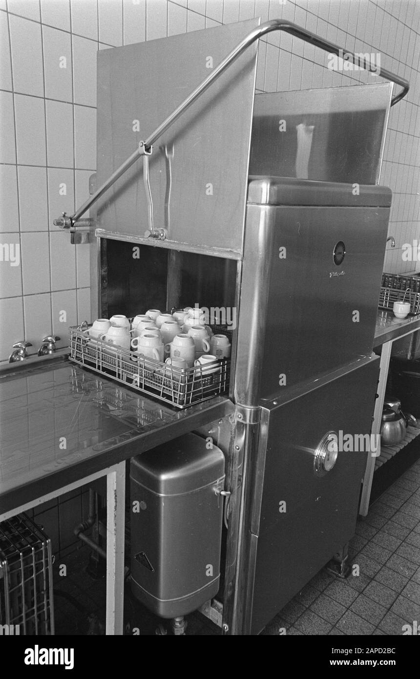 Dishwasher in restaurant Date: August 12, 1968 Keywords: dishwashers ...