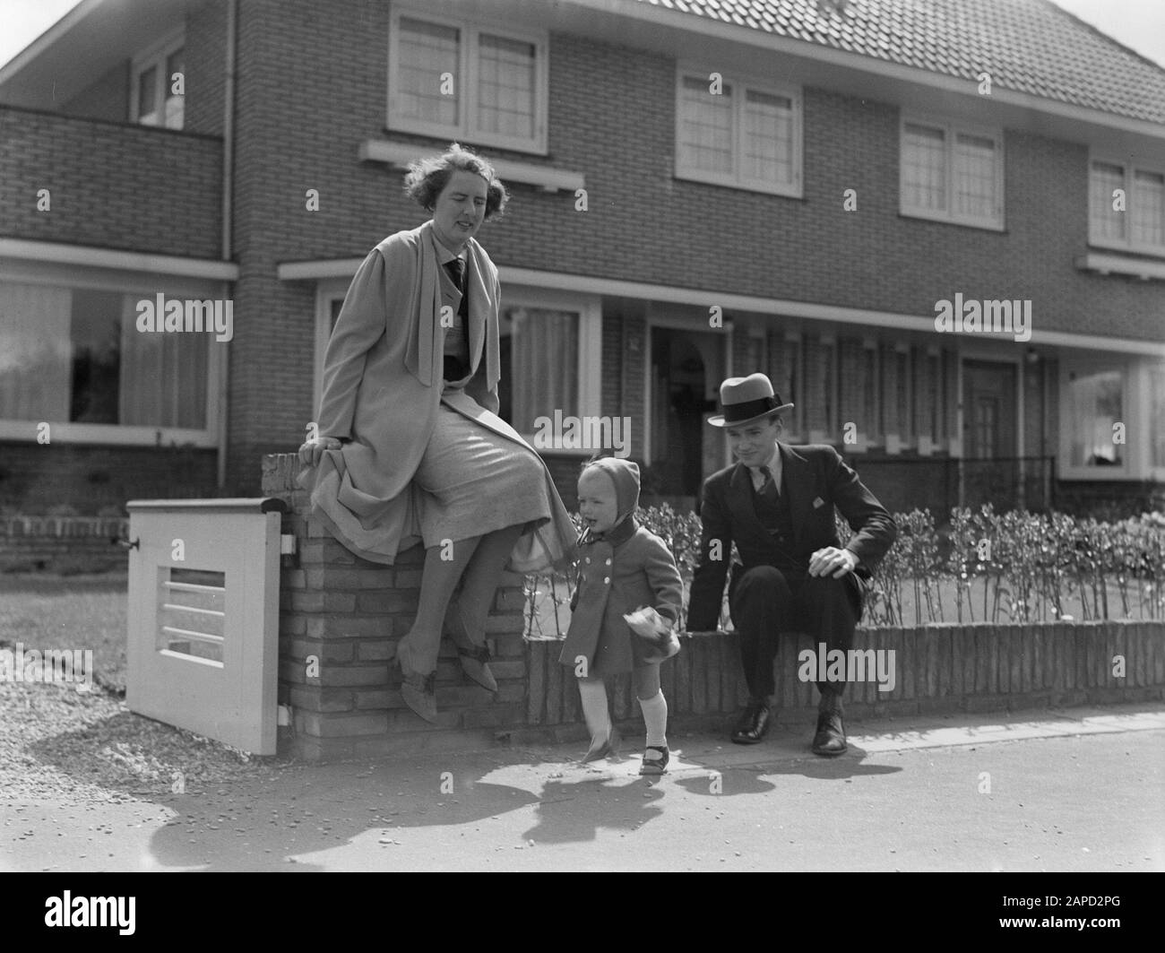 Family with children 1990 hi-res stock photography and images - Alamy