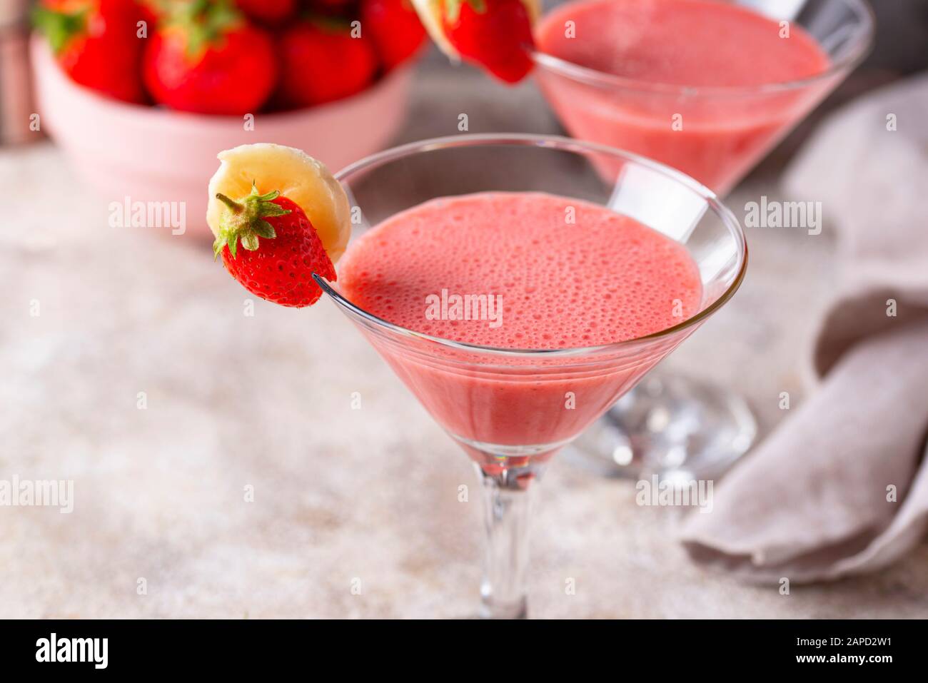 Sweet summer strawberry alcoholic cocktail Stock Photo - Alamy