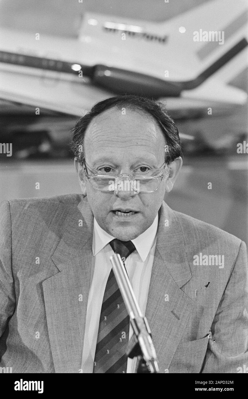 Air Holland takes Boeing 727 into use at Schiphol; dr. John Block ...