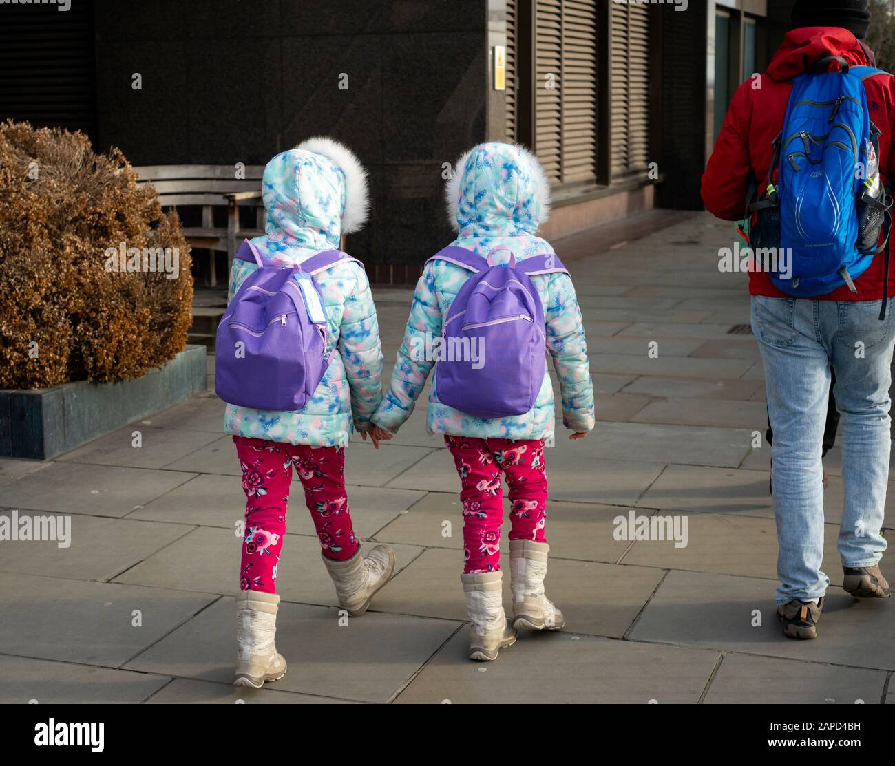 Sisters in matching outfits hi-res stock photography and images - Alamy