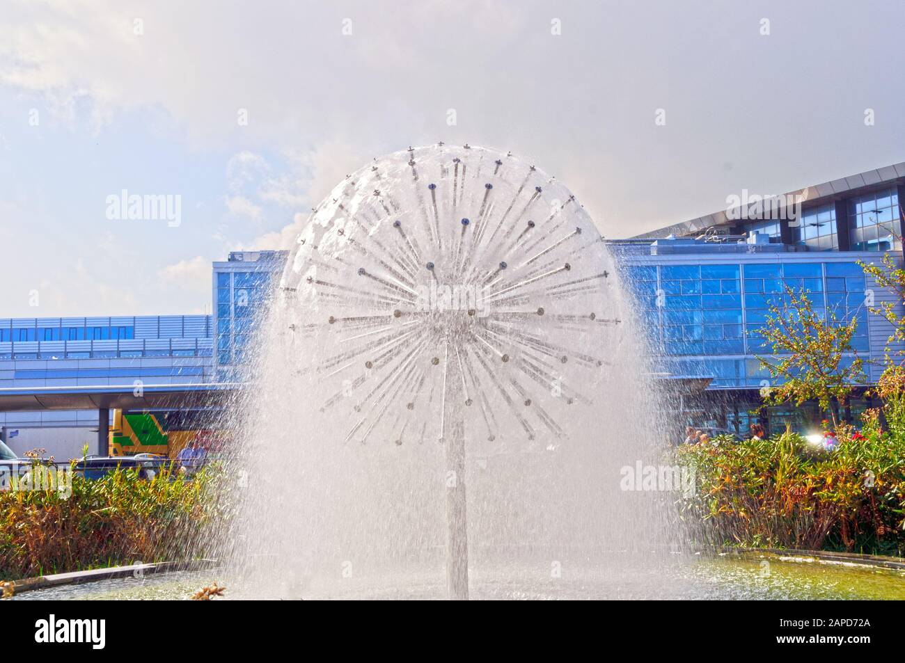 Airport water fountain hi-res stock photography and images - Alamy