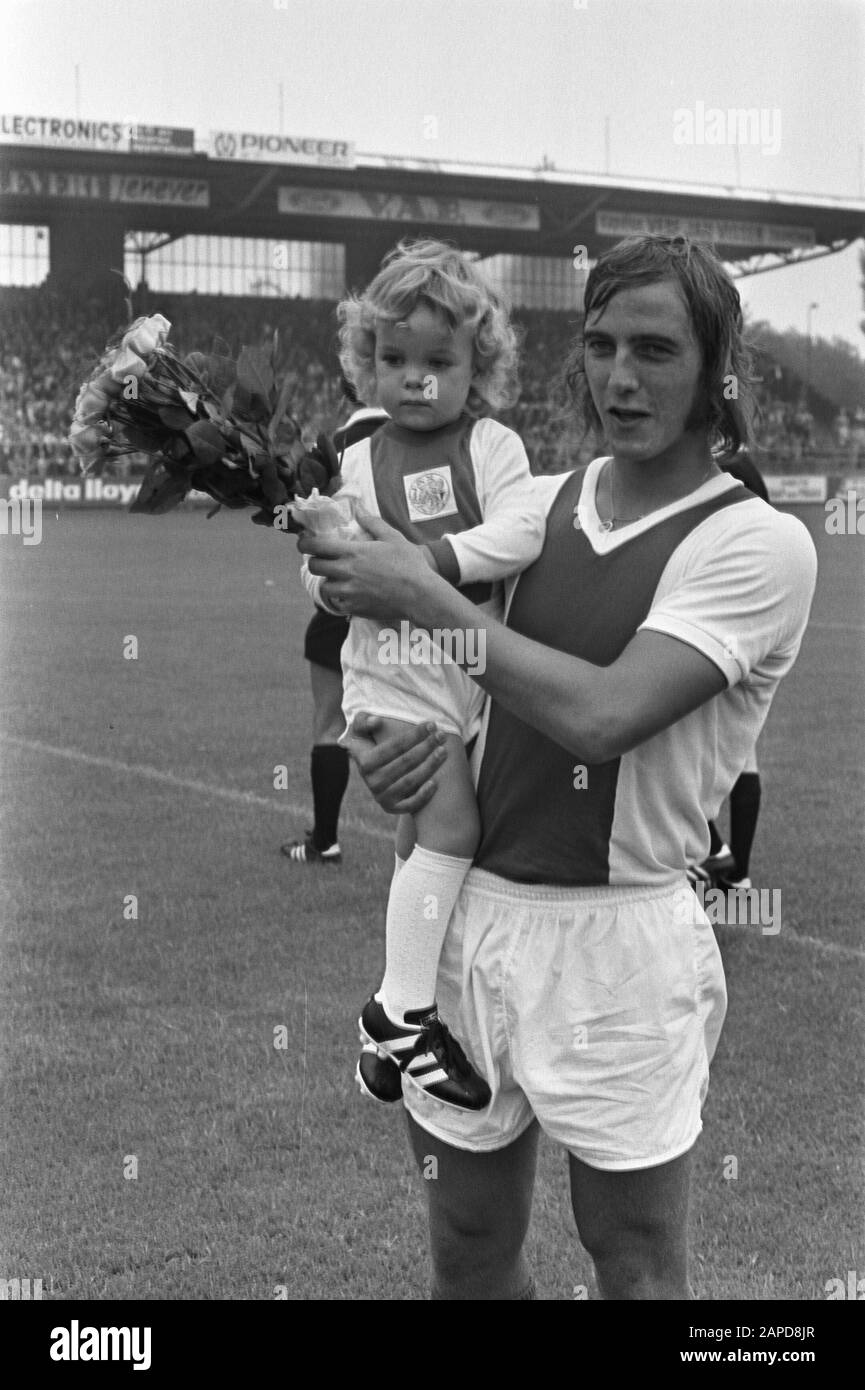Footballers and children hi-res stock photography and images - Alamy