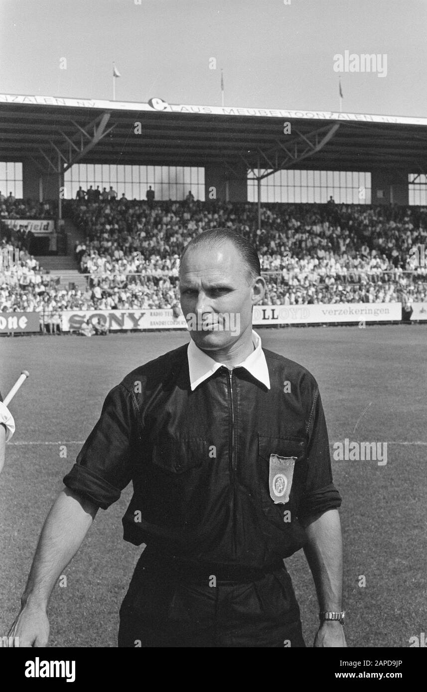 Number 4 referee l hi-res stock photography and images - Alamy