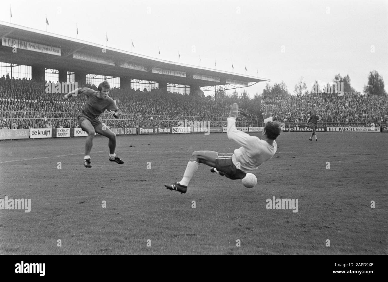 Ajax against NEC 2-1, Nico Rijnders (l) scores (Ajax); Donners is late ...