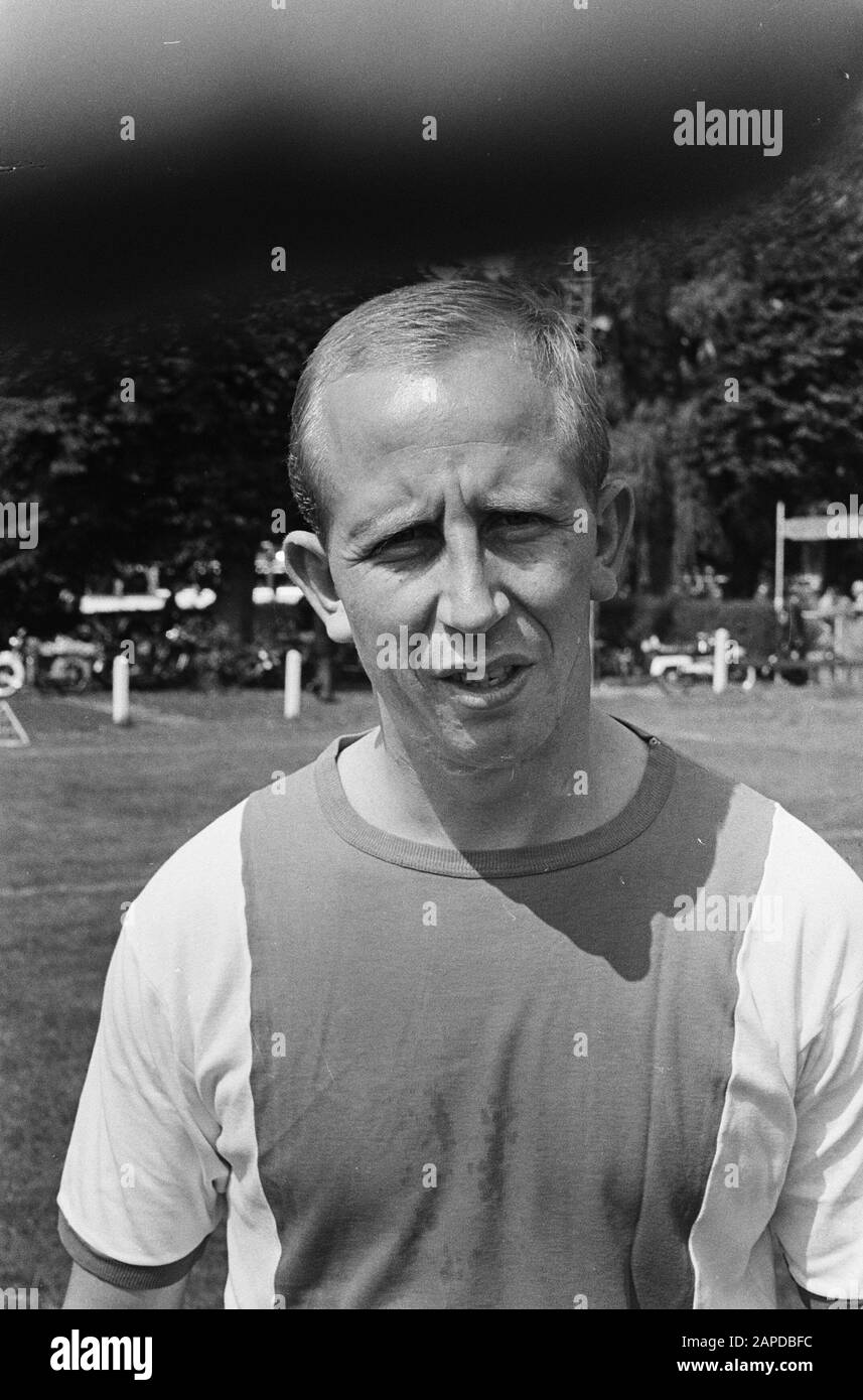Ajax versus Stoke City 5-3, nr. 8 Henk Groot (kop), nr. 10, 11 mayor ...