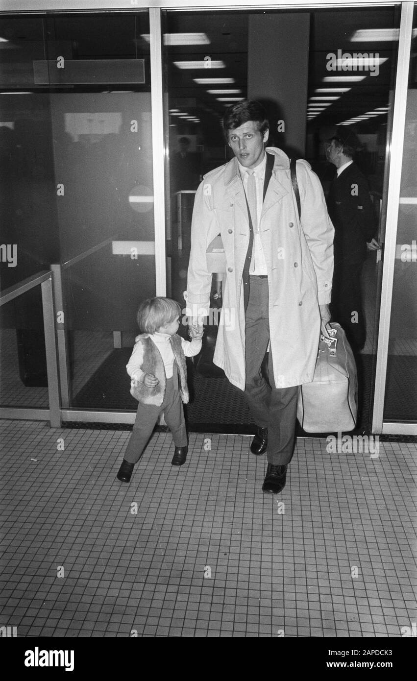Ajax team arrives at Schiphol from London. Piet Keizer with son Date: 9 ...