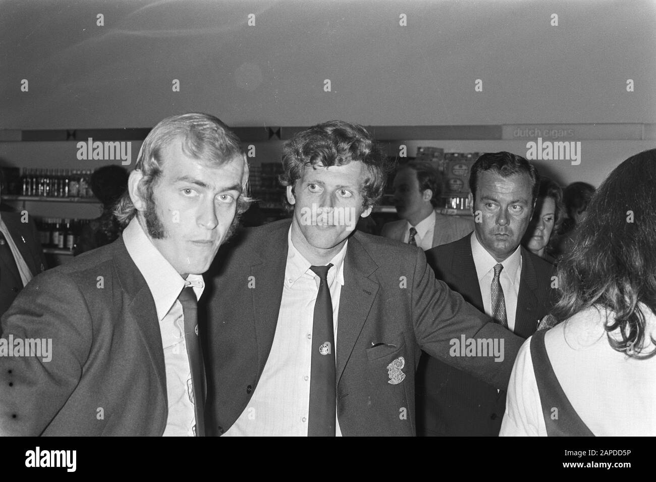 Elftal Ajax departs to London from Schiphol Description: Ajax players ...