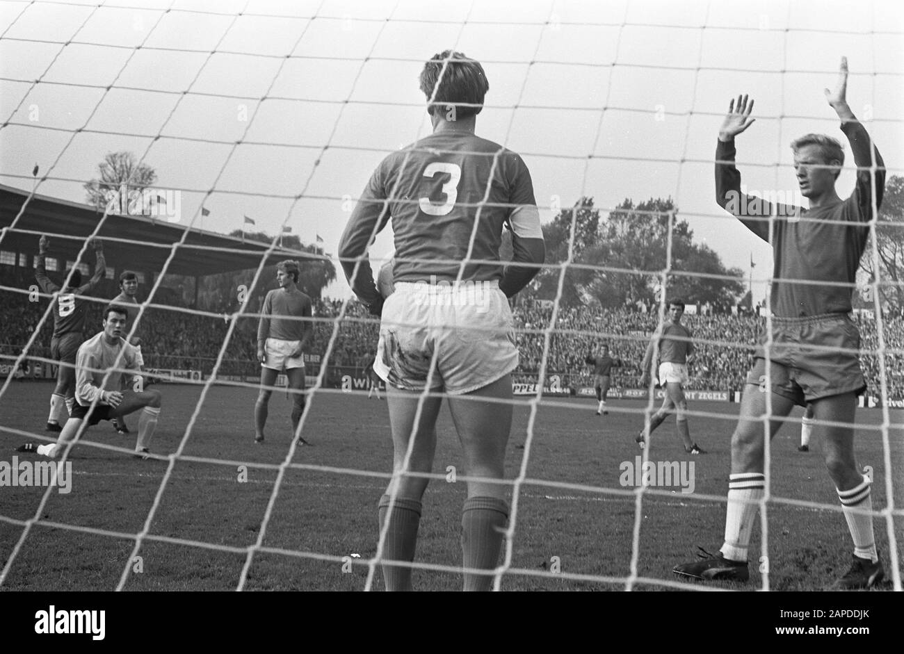 Ajax-Volendam 2-0 Klaas Nuninga raises hands, Blackhat has made hands ...