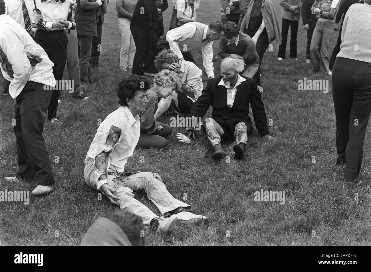 Alarming exercise at Schiphol with 100 extras; wounded are taken care ...