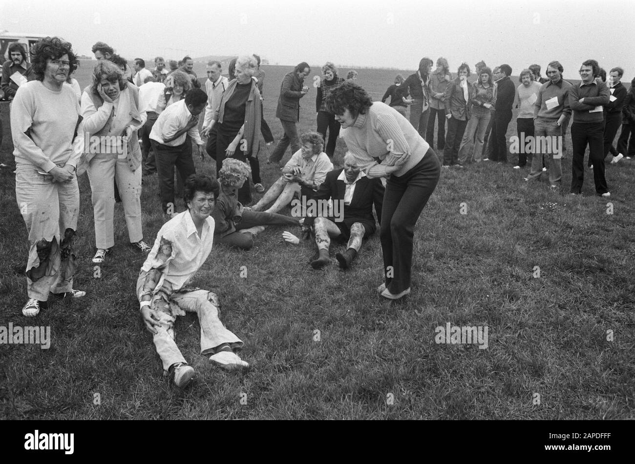 100 extras hi-res stock photography and images - Alamy