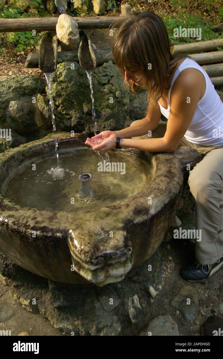 Junge brunnen hi-res stock photography and images - Alamy
