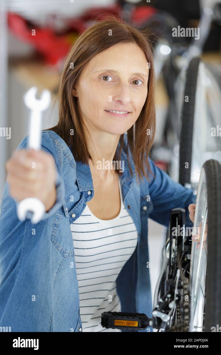 handy female working on bicycle wheel Stock Photo - Alamy